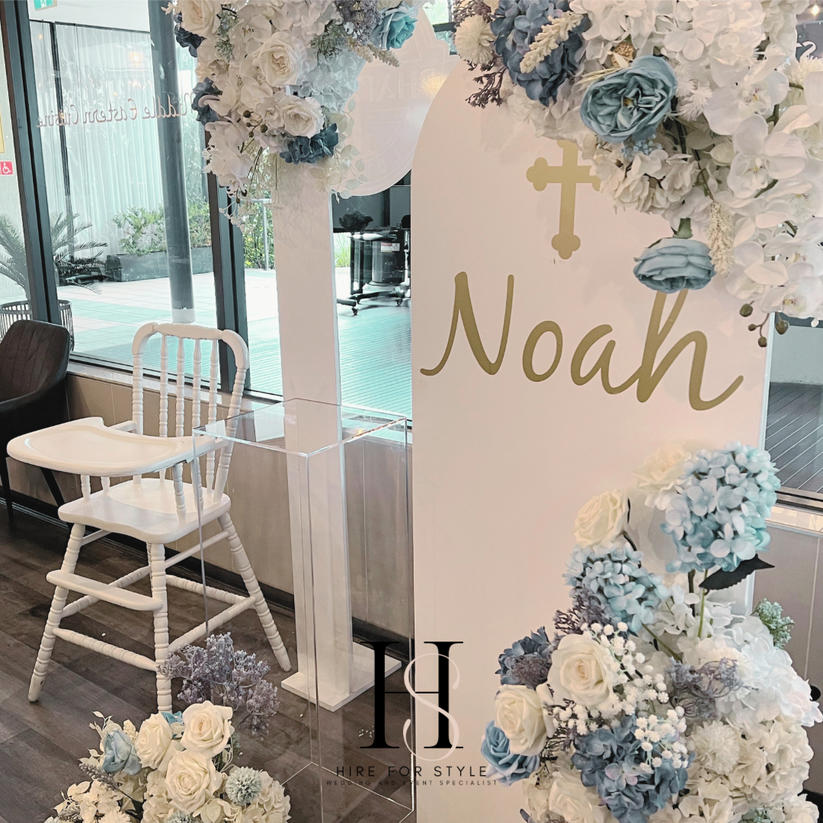 Double Arch Backdrop with Florals, Signage & Plinth – Hire For Style